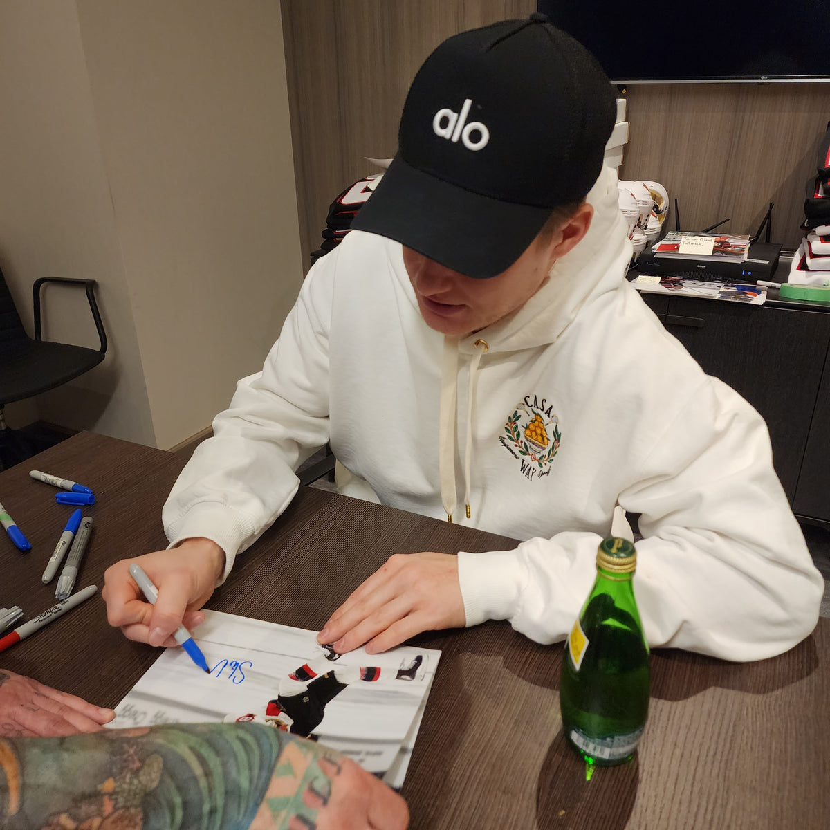 Tim Stützle Autographed Ottawa Senators 8X10 Photo (Shot) – Frozen Pond